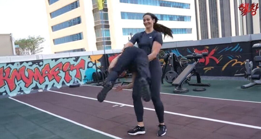 포모스 194cm / 100kg 헬창 누나 피지컬 ㄷㄷ